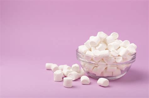 유리 그릇에 마시멜로와 라일락 배경에 항아리 간식을위한 과자와 스낵 쫄깃한 사탕 클로즈업 공간을 복사합니다 텍스트를위한 장소 끈적거리는에 대한 스톡 사진 및 기타 이미지