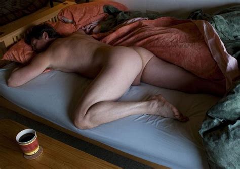 Foto Di Nude Male Reclining Displaying Ass And Balls