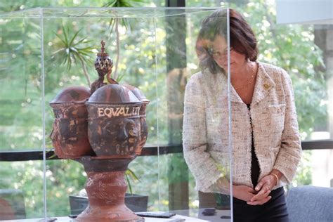 “unity” Ceramic Unveiled William And Mary Alumni Magazine