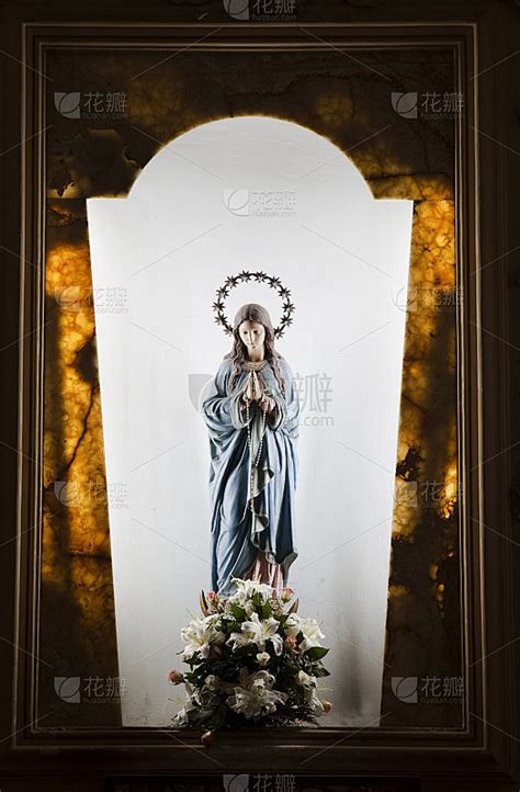 圣母玛利亚的雕像。