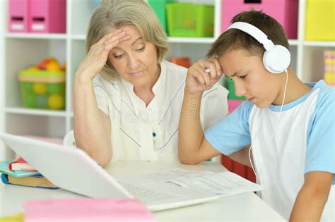 Oma Mit Ihrem Enkel Stockbild Bild Von älter Frauen 105622545