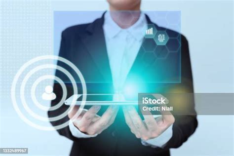 현대 가상 디스플레이를 보여주는 두 손으로 두 손으로 휴대 전화를 들고 균일 한 서 있는 여자 새로운 미래 기술을 제시 모바일