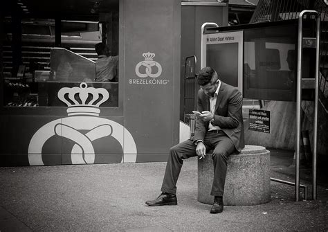 무료 이미지 검정색과 흰색 사람들 도로 화이트 사진술 시티 도시의 검은 단색화 Bw 솔직한 디지털 카메라 하부 구조 스위스 스냅 사진 거리