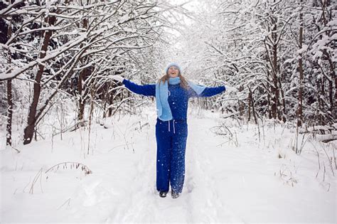 파란 트랙수트 흰색 장갑과 스카프를 입은 여성이 겨울에 눈 덮인 숲에 서 있다 가리기에 대한 스톡 사진 및 기타 이미지 가리기 건강한 생활방식 걷기 Istock