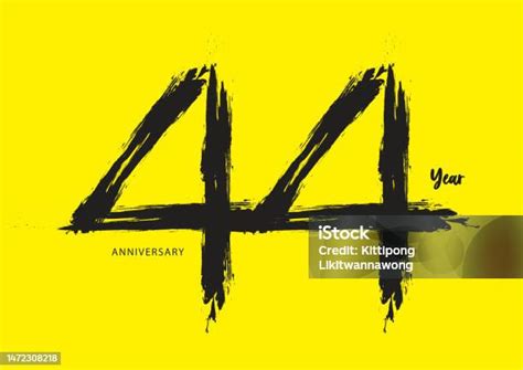 노란색 배경에 44 주년 기념 축하 로고 유형 44 숫자 디자인 44 번째 생일 초대장 기념일 로고 템플릿 로고 번호 디자인 벡터 서예 글꼴 타이포그래피 로고