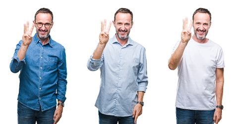 콜라주 및 손가락으로 가리키는 격리 된 배경 위에 서 있는 잘생긴 수석 노인의 남자의 자신감과 행복 미소 하는 동안 3 번호 가리키기에 대한 스톡 사진 및 기타 이미지