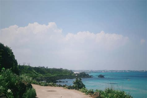 경치가 좋은 관광 극적인 해안선 대한민국 동아시아 때묻지 않은 맑은 하늘 모험 바다 바다 경치 바다 해안 바위 사진 섬 손을 흔들다 아름다운