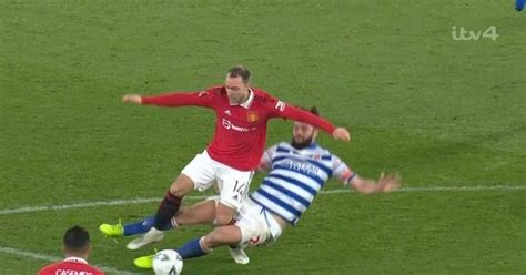 목발 짚고 등장한 에릭센팬들은 분노 카드 한 장 없다니