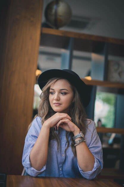 Premium Photo Shallow Focus Of A Young Caucasian Female With A Fedora
