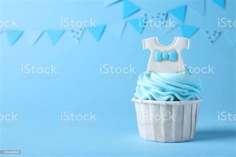 밝은 파란색 배경에 크림과 소년 토퍼가 있는 아름답게 꾸며진 베이비 샤워 컵케이크 텍스트를 위한 공간 0명에 대한 스톡 사진 및 기타 이미지 Istock
