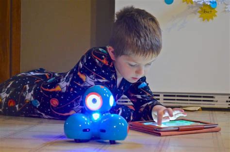 intro to coding with the dash and dot robots made by wonder workshop