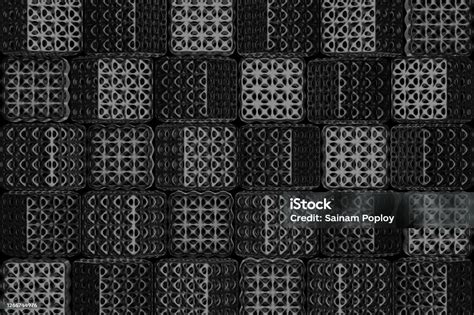 추상적 배경입니다 어두운 곳에서 떠다니는 양쪽에서 반짝이는 검은 광장과 구멍이 관통됩니다 3차원 형태에 대한 스톡 사진 및 기타 이미지 Istock