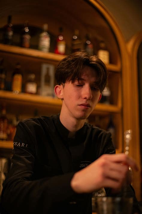 고객 그룹 기록한 것 드라마틱한 라이프스타일 레스토랑 막대기 목조 선반 믹스 전문가 바 카운터 바텐더 밤 밤문화 병 블랙 앤 화이트 비즈니스