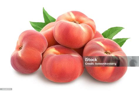 잘 익은 중국 플랫 복숭아 과일은 클리핑 경로와 필드의 전체 깊이와 흰색 배경에 고립 된 잎과 함께 0명에 대한 스톡 사진 및 기타 이미지 Istock