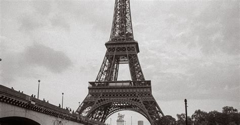 집 밖의 강 장면 건축 관광 구름 낀 하늘 낭만적 인 도주 높은 경치 다리 단철 도시 경관 도시 랜드 마크 도시 풍경 도시의 랜드마크 문화 유산