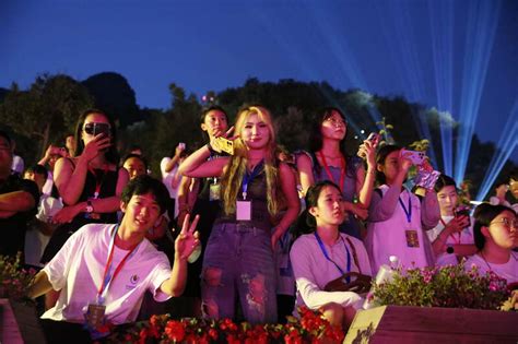 北京平谷进入鲜桃季 千名学生为平谷大桃代言