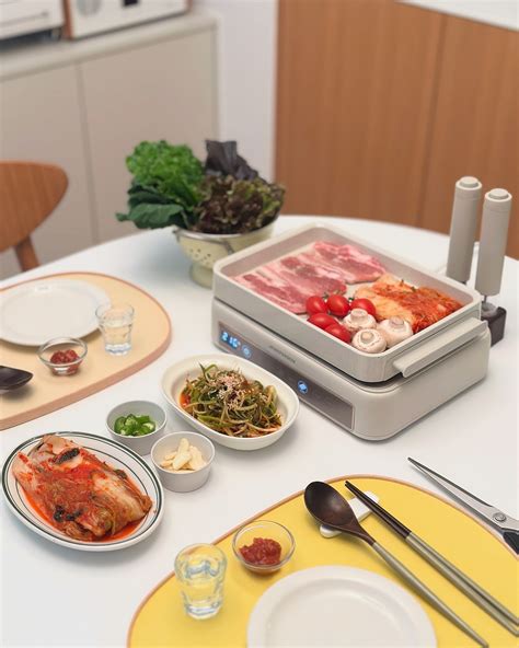 봄집사👨🏻‍💼 깔끔한 살림 생활꿀팁 🌈 더 많은 👉 Bomzipsa 신발상자를 책꽂이에 꽂으면 이렇게 됩니다 ㅋㅋ 신발상자 그냥 버리세요 버리지 마시고 책꽃이에