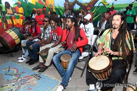 섬나라 자메이카 英 그늘 떠나 공화국 홀로서기 시동