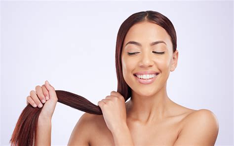 헤어 케어 아름다움 그리고 강한 헤어스타일 고급 살롱 트리트먼트 흰색 배경에 격리된 색상을 들고 있는 행복한 여성 헤어케어 이발 행복 스튜디오 배경에 있는 브라질 모델의