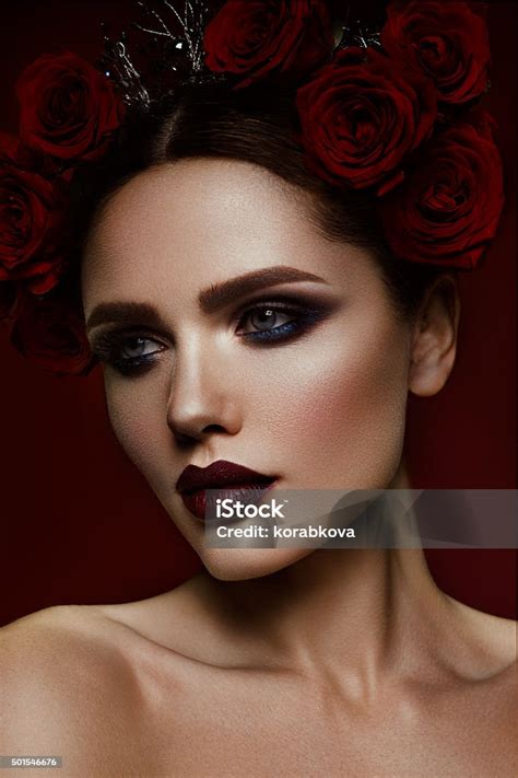 뷰티 패션모델 여자아이 어둡습니다 메이크업 및 장미 20송이 제공 모던 양식에 대한 스톡 사진 및 기타 이미지 모던 양식 여자 패션모델 Istock