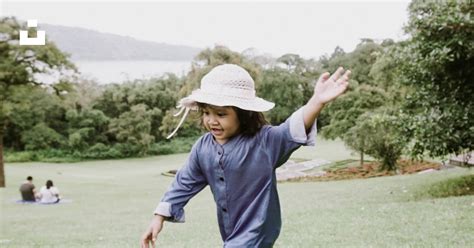 파란색 티셔츠와 파란색 반바지를 입은 소년이 낮에 푸른 잔디밭을 걷고 있다 사진 Unsplash의 무료 발리 섬 이미지