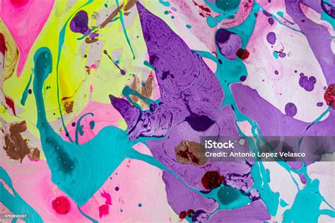 밝고 반짝이는 아크릴 물감으로 만든 여러 가지 빛깔의 질감은 배경에 이상적입니다 0명에 대한 스톡 사진 및 기타 이미지 0명 개념과 주제 공연 Istock