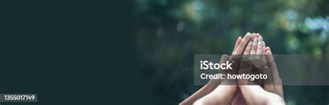 팀워크 하이파이브 팀의 배너 그룹은 손을 잡고 파워 파트너를 모으고 있습니다 파노라마 다양성 다민족 의 사람들 성공 팀 카피