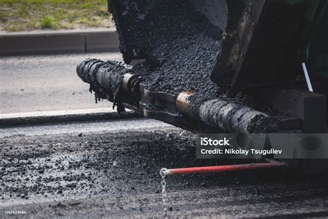 아스팔트 파버 기계와 증기 도로 롤러 도로 건설 및 수리 작업 중 아스팔트 및 포장 의 과정 새로운 도로 건설 현장에서 일하는 노동자 층을 배치 0명에 대한 스톡 사진 및