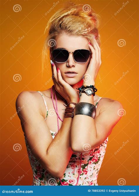 Красивая сексуальная девушка в солнечных очках женщина просмотрения S столетия 20 красоток