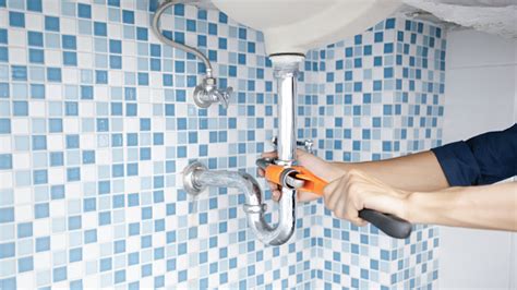 화장실에서 일하는 배관공 배관 수리 서비스 조정 가능한 렌치로 누출 된 싱크대를 수리하고 조립 하고 개념을 설치합니다 화장실 건축물에 대한 스톡 사진 및 기타 이미지