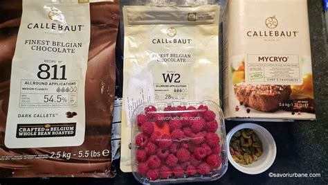 Zmeură Cu Ciocolată Albă și Neagră Cu Miez De Fistic Desert Simplu