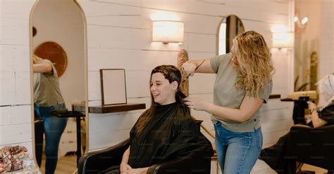 미용실에서 머리를 자르는 여자 사진 Unsplash의 미용사 이미지