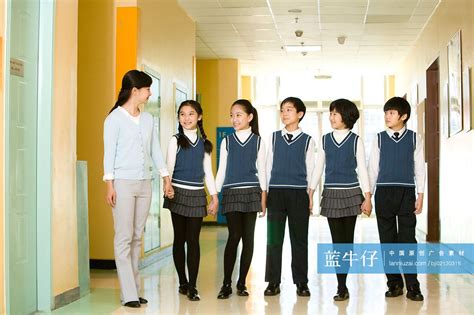 小学生和老师在学校走廊 蓝牛仔影像 中国原创广告影像素材