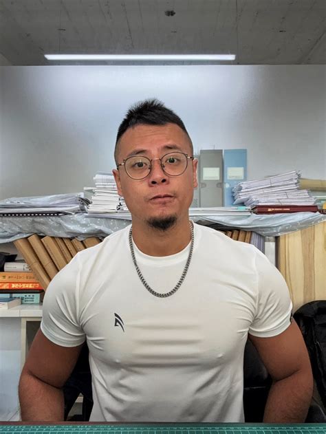 會計跟會計師有什麼不一樣？ 會計通常是在記帳，然後讓各個部門不快樂的人 會計師通常是查帳，然後讓會計不開心的人