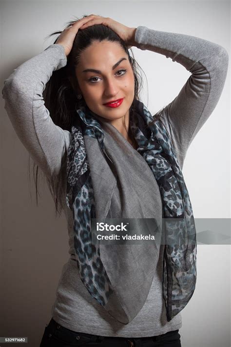 패션 포토서제스트 아름다운 젊은 여성 여자아이 야기할 수 있습니다 스튜디오 산성도 곱슬 머리에 대한 스톡 사진 및 기타 이미지 곱슬 머리 관능 금발 머리 Istock