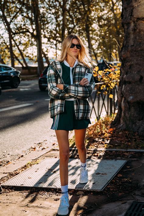 Streetstyle як стильно поєднувати спідницю та кросівки цієї весни Читайте на Ukr Net