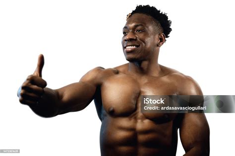 투명한 배경에 엄지손가락을 치켜든 근육질의 흑인 남자의 초상화 흑인 민족에 대한 스톡 사진 및 기타 이미지 흑인 민족 검은색 남자 Istock