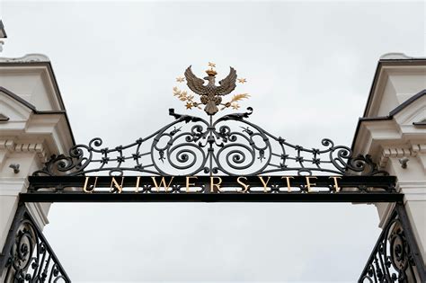 거리 건물 건축 경로 공공의 관광 광장 교통체계 교회 구름 낀 하늘 기념물 기다림 기차역 대성당 대중교통 도로 도시 도시 풍경 도시의 도심