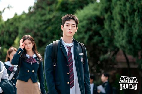 언더커버 하이스쿨 서강준 군백기도 못 막은 얼굴 천재의 귀환