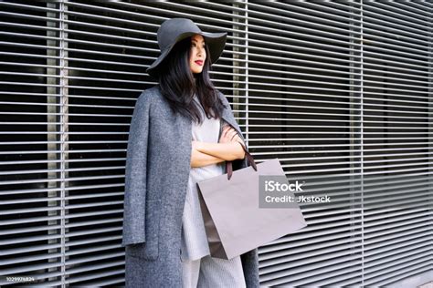 아름 다운 세련 된 옷을 입고 아시아 소녀 포즈 및 텍스트 또는 로고에 대 한 빈 공간을 가진 빈 종이 가방을 들고 광고에 대한 스톡 사진 및 기타 이미지 Istock