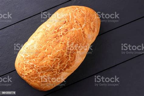 복고 스타일 레이블 프랑스 요리 복사 공간에 대 한 빈 어두운 보드 위에서 신선한 패스트리 식 빵 나무 굽기에서 밀 빵 스토브 갈색에 대한 스톡 사진 및 기타 이미지