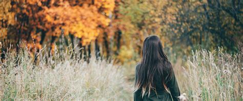 화려한 잎과 배경에 긴 자연 검은 머리와 꿈꾸는 아름다운 소녀 가을 숲에서 소녀의 손에 떨어진 나뭇잎 생생한 단풍에 둘러싸인 소녀 뒤로 보기 얼굴이 없습니다 25 29세에