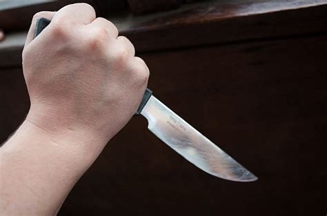 Ножом ударил в спину мужчина напал на женщину в столице В Украине