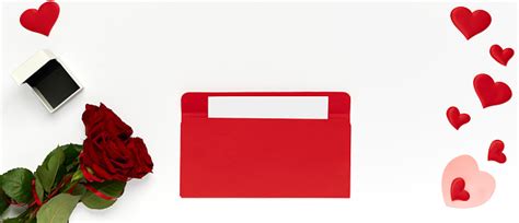 편지 장미 꽃다발 흰색 배경에 반지에 대한 많은 마음과 상자와 빨간 봉투 상단 보기 플랫 레이 0명에 대한 스톡 사진 및 기타 이미지 Istock