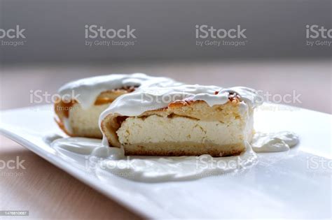 접시에 가루 설탕을 뿌린 부활절을위한 코티지 치즈의 코티지 치즈 캐서롤 조각이 잘립니다 클리핑 경로가있는 흰색 배경에 분리 된 수제 코티지 치즈 가루로 빻은에 대한 스톡