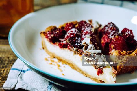 나무 테이블에 흰색 접시에 라즈베리와 초콜릿치즈 케이크 그릇에 대한 스톡 사진 및 기타 이미지 그릇 라즈베리 목재 재료 Istock