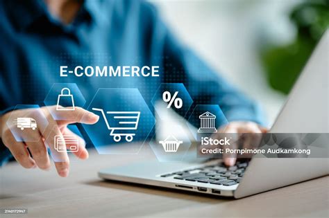 노트북을 사용하는 여성들은 글로벌 네트워크 연결 온라인 쇼핑 및 전자 상거래 개념을 제공하는 가상 인터페이스가 있는 카트 아이콘으로 온라인 쇼핑을 합니다 전자 상거래에 대한