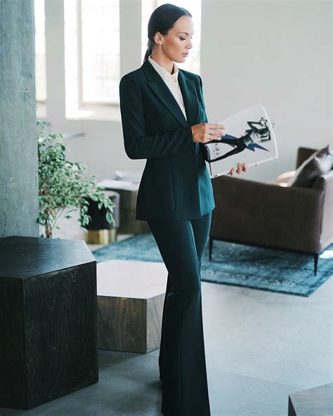 Девушка в строгом костюме 63 фото