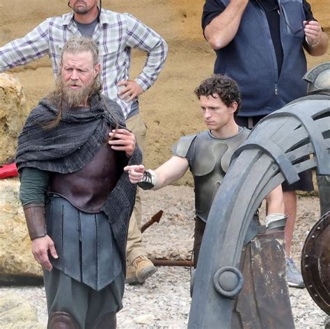 영화 볼 결심 크리스토퍼 놀란의 차기작 촬영장 사진들📸 맷 데이먼 톰 홀랜드 젠데이야가 촬영 중인 현장입니다 놀란이 직접 지휘하며 디테일들을 잡아주는 것 같네요