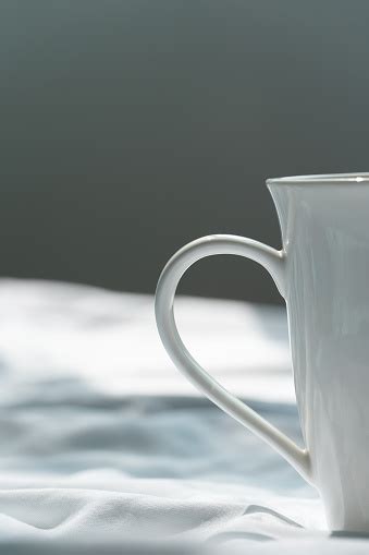 고급 부드러운 직물에 커피 아침 음료를위한 흰색 세라믹 컵의 일부 음식 배경에 대한 정물 0명에 대한 스톡 사진 및 기타 이미지